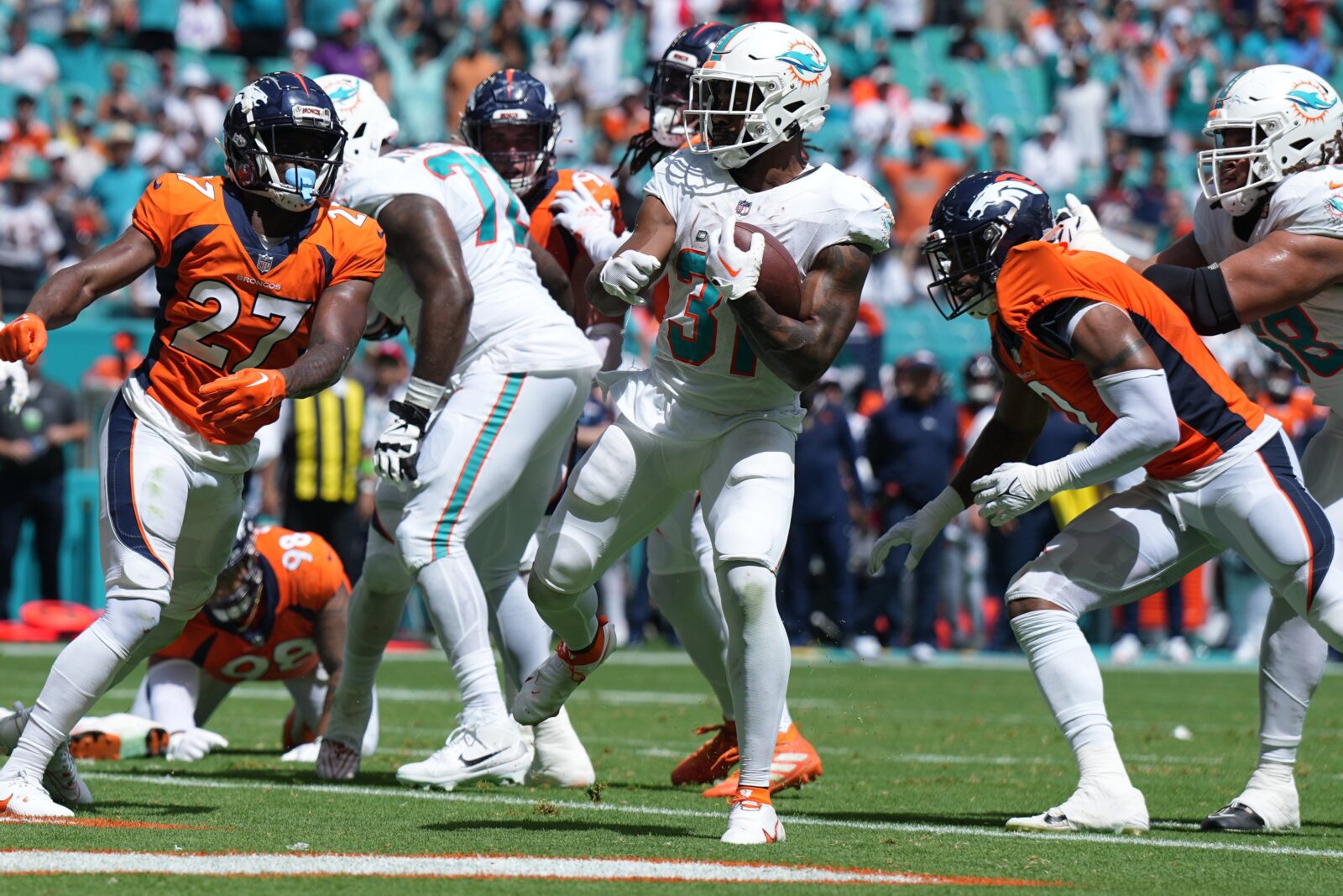 South Beach Blowout: Denver Broncos boat raced by Miami Dolphins - Mile ...