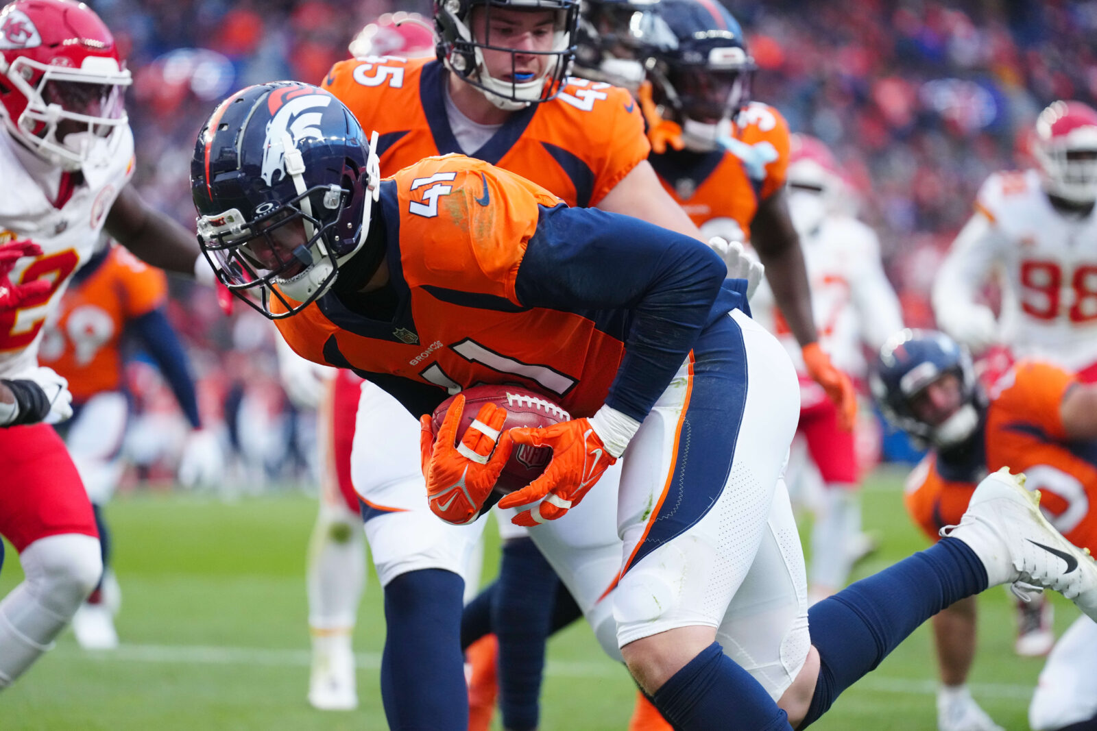 Denver Broncos lose second-year linebacker Drew Sanders to major injury ...