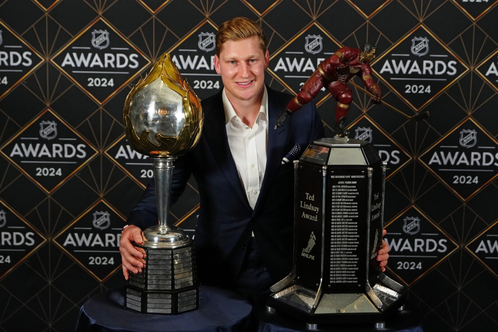 MacKinnon sweeps MVP honors at NHL Awards Show